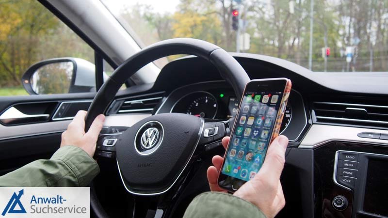 Handy im Auto: Was ist erlaubt und was verboten?